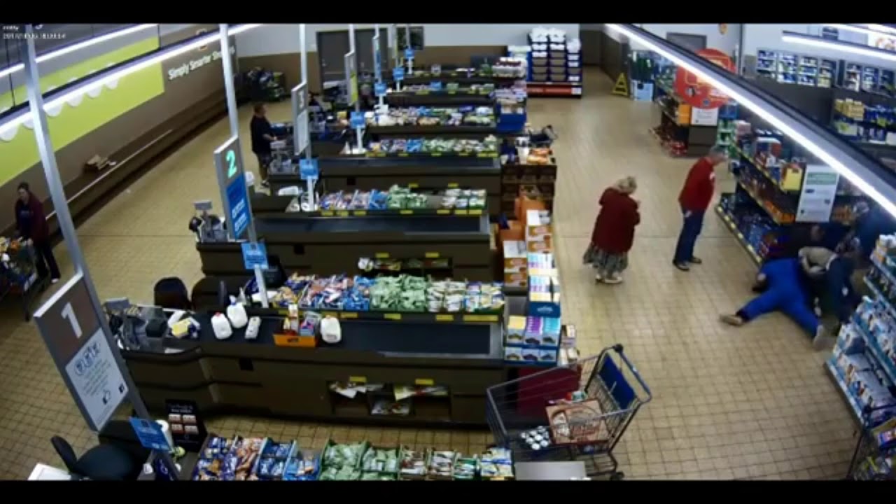 Grocery store customers grab, tackle robbery suspect - YouTube