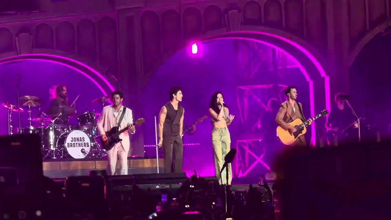 Jonas Brothers Ft. Demi Lovato - This Is Me/Wouldn´t Change A Thing ...