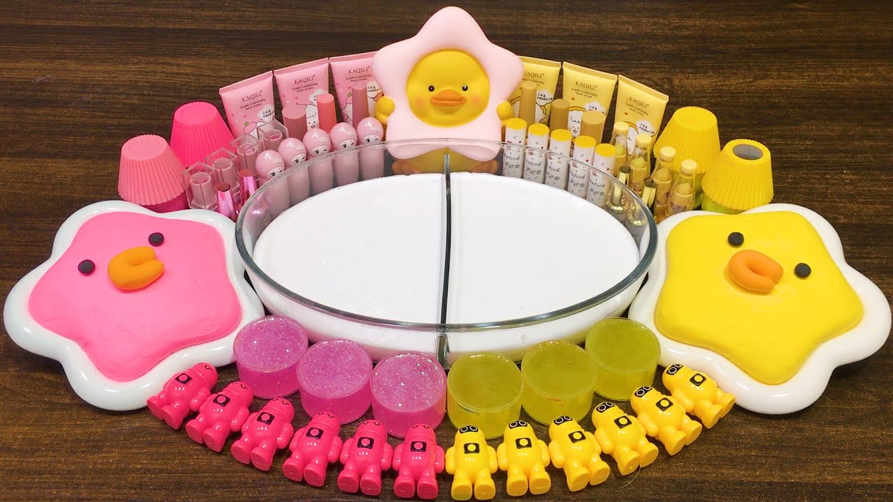 PINK vs YELLOW STAR !!! Mixing makeup, clay and more into GLOSSY slime ...