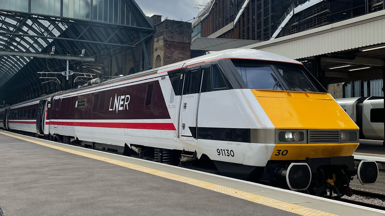 LNER Intercity 225 and Azuma at Kings Cross with Hornby family room ...