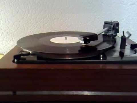 Vintage DUAL 1019 record changer playing an unknown Scratch DJ Mix ...