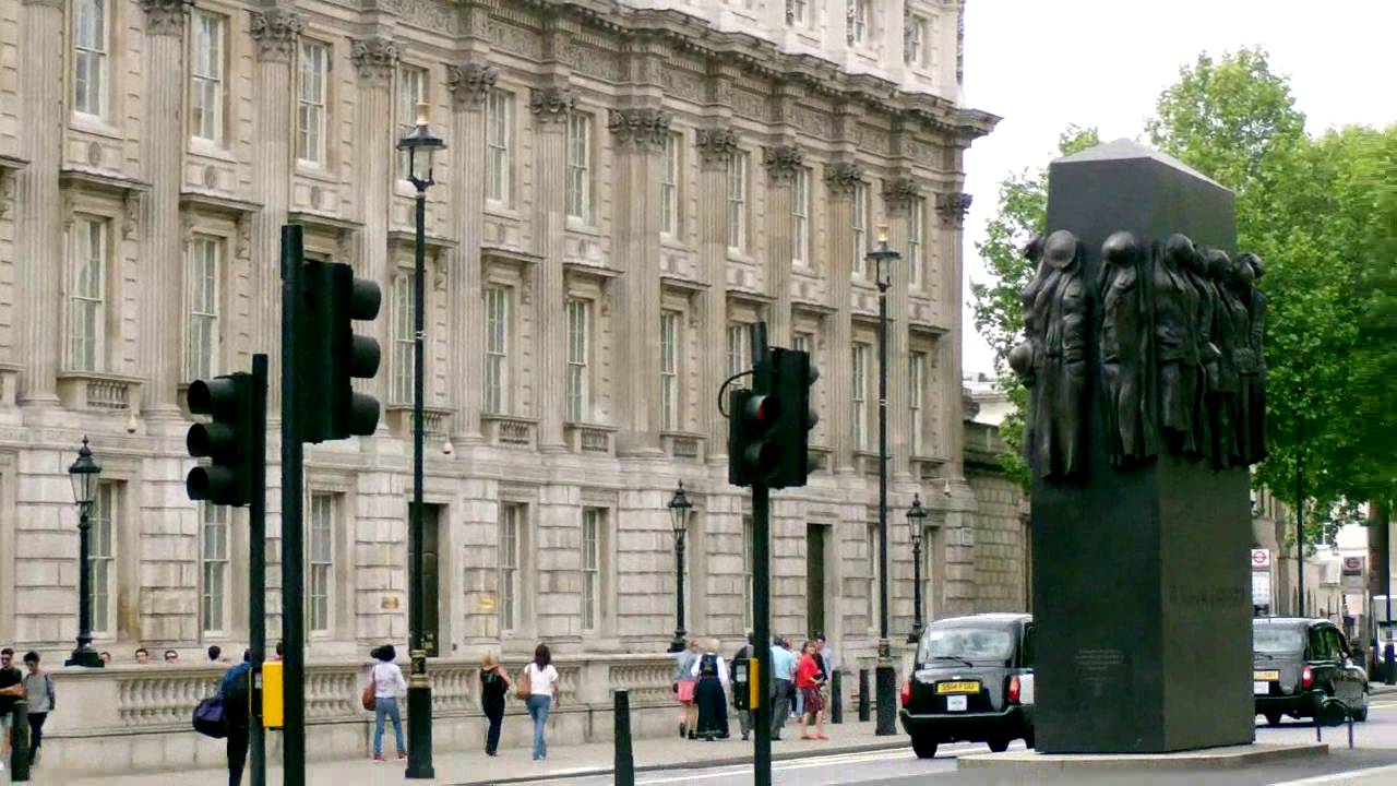 Security Barrier at Number 10 Downing Street,London. - YouTube