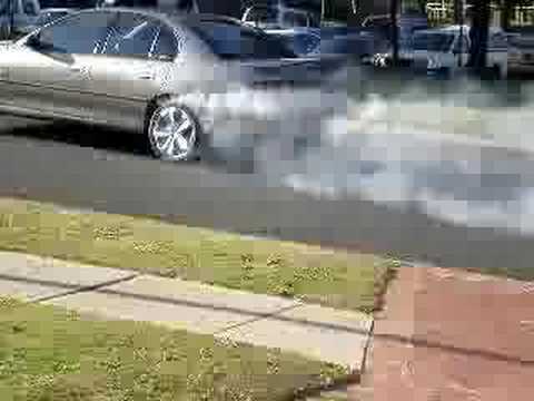 vt commodore v6 series 2 auto chuckin a skid - YouTube