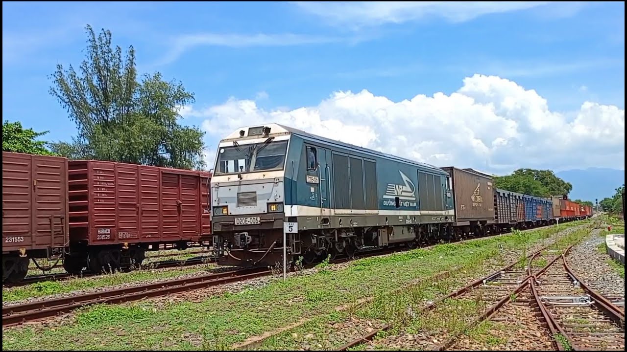 [22-09-2023] Hai đoàn tàu hàng tránh vượt nhau và tàu khách SSE22 rời ...