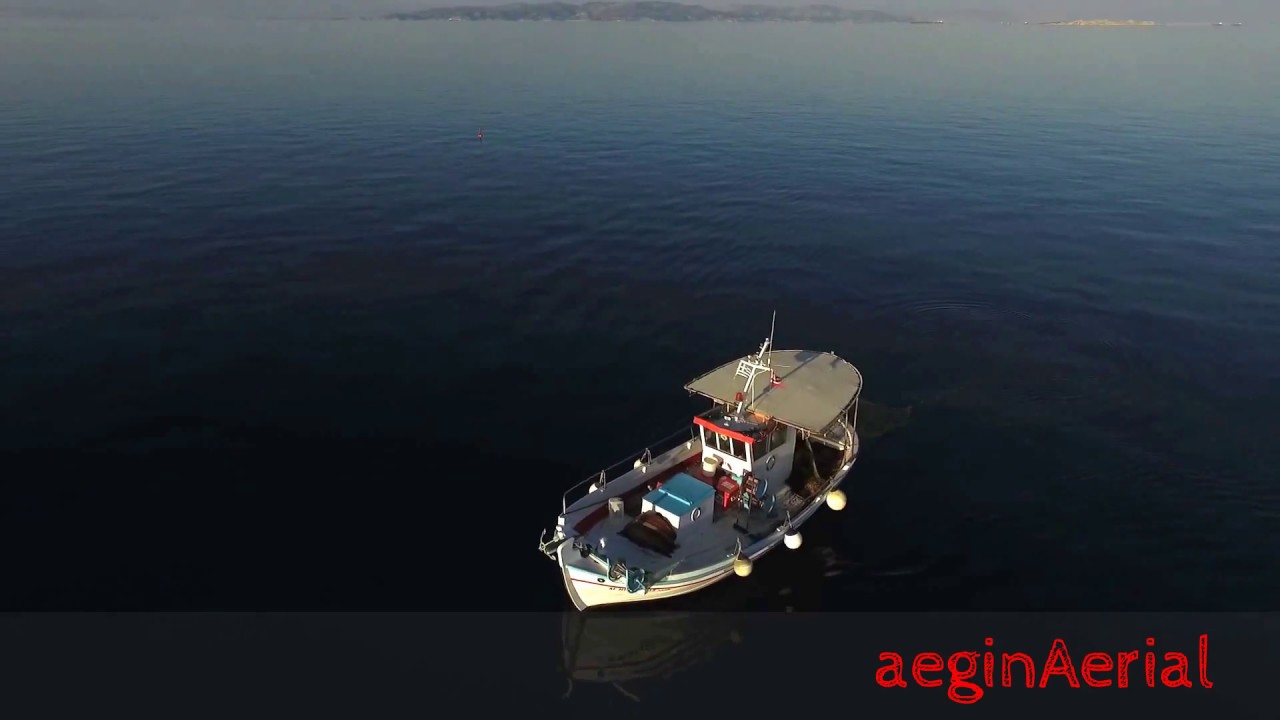 ΑΙΓΙΝΑ (Μπούζα φανος)ΨΑΡΕΜΑ ΜΕ ΒΑΡΚΑ ΑΠΟ ΨΗΛΑ .BOAT TO SARONIC CULF ...