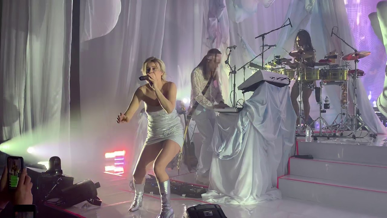 “Hang With Me” Robyn Live Hollywood 02.23.19 - YouTube