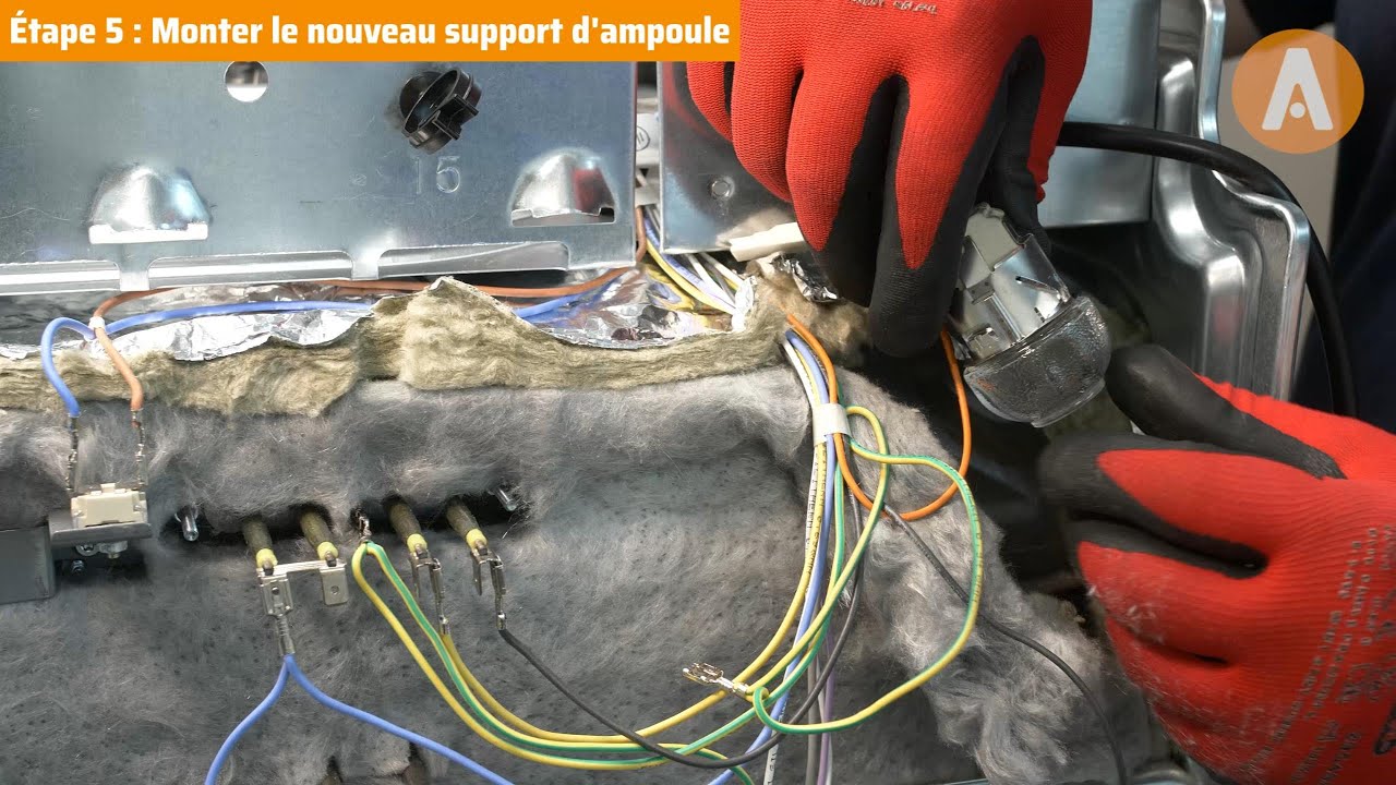 Comment changer le cache ampoule et l'ampoule d'un four ? - YouTube