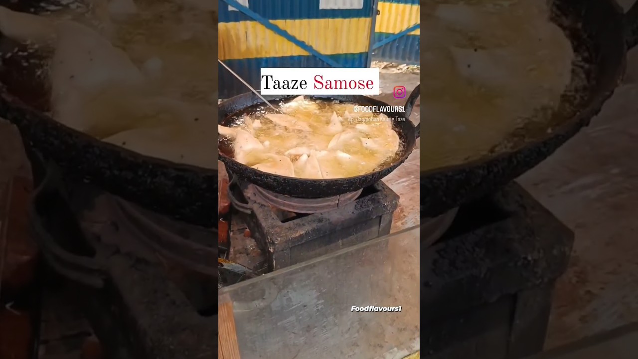 Taaze Samose Kha lo #samosa #samose #samosalover #fastfood #fastfoodlovers #indianfood # ...