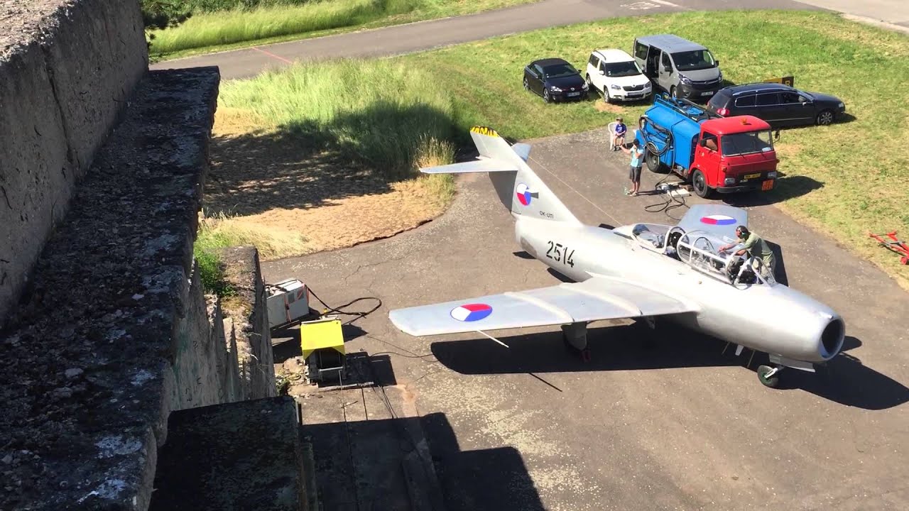 MiG-15 engine test before flight - YouTube