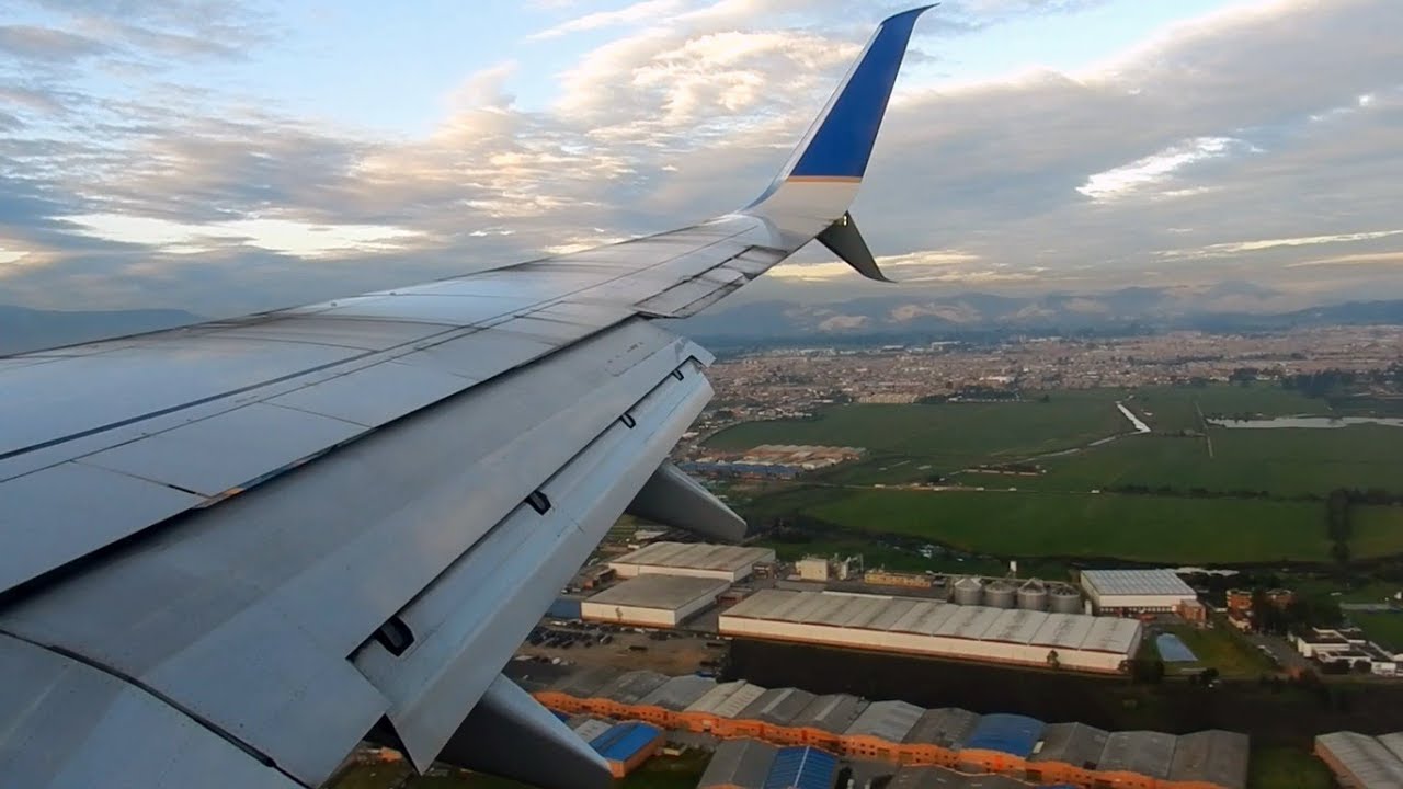 United Airlines Boeing 737-800 Split Scimitar Winglets landing Bogotá ...