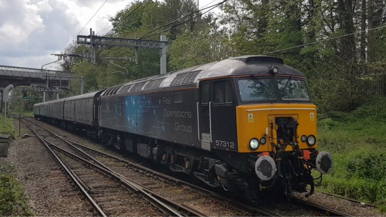 UK: Rail Operations Group (ROG) Class 57 57312 passes Reading West ...