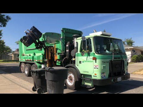 Green LNG Labrie Automizer Garbage Truck of Sacramento County - YouTube