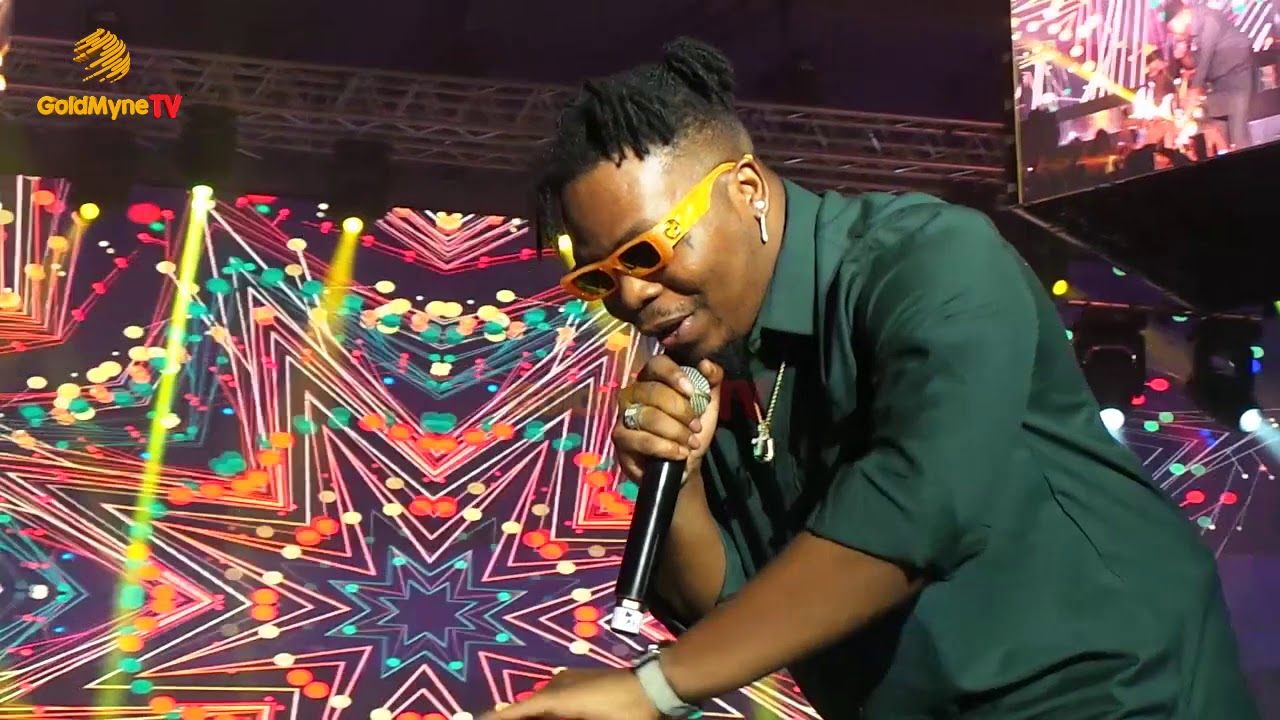 OLAMIDE SURPRISES KIZZ DANIEL ON STAGE AT HIS CONCERT - YouTube