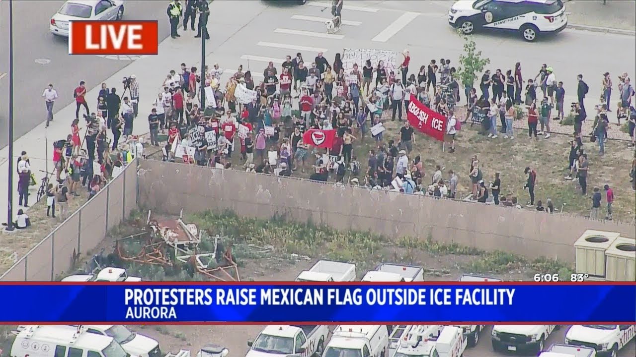 Left-wing protesters pull down American flag, raise Mexico flag - YouTube