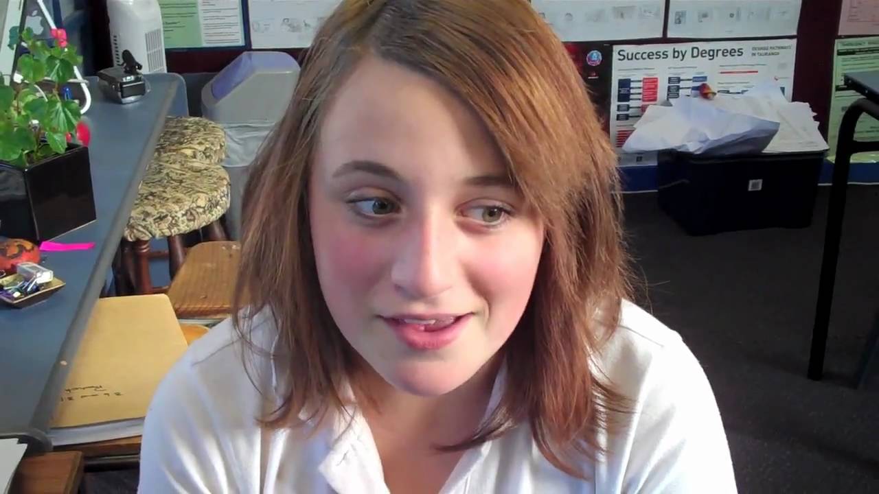 The Erin Simpson Show - Flip Reporter Bridie - Shrek 4 - YouTube