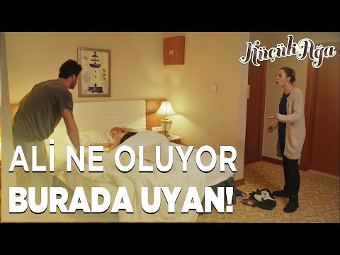 Sinem, Ali'yi Başkasıyla Otel Odasında Basıyor! - Küçük Ağa 45.Bölüm
