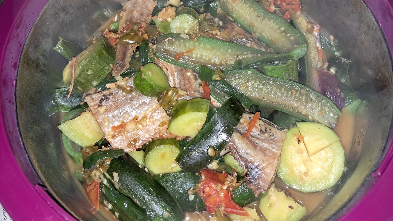 Cooking Etssa-ngo (dry fish) machi haan in bamboo shoot. A very popular ...