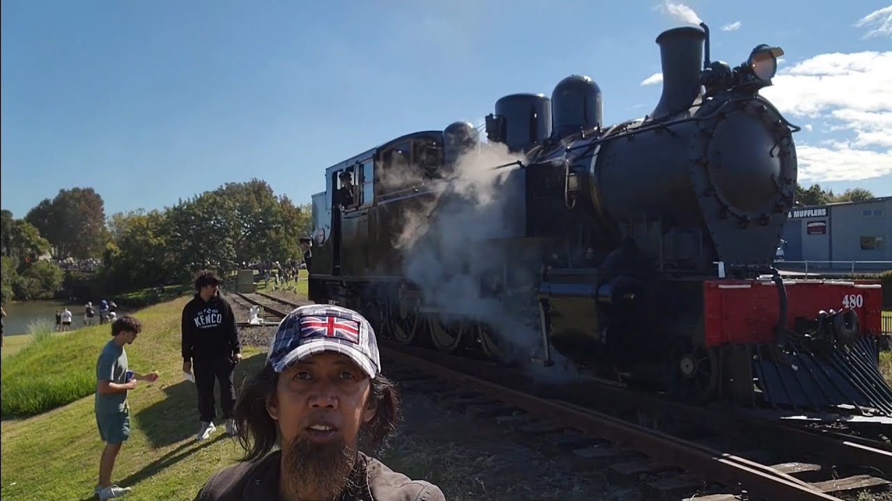 Old model train in Victoria ave waiuku - YouTube