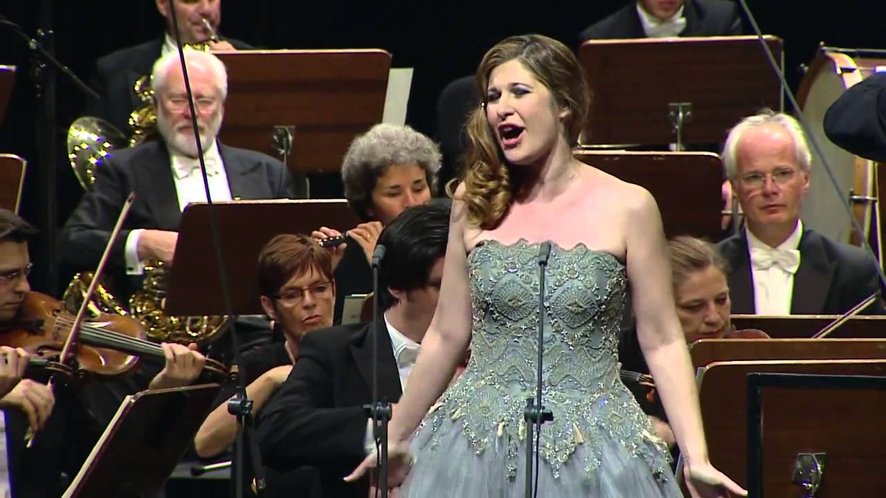 Final Neue Stimmen 2013 After winning, Nicole Car sings 'Tacea la notte ...