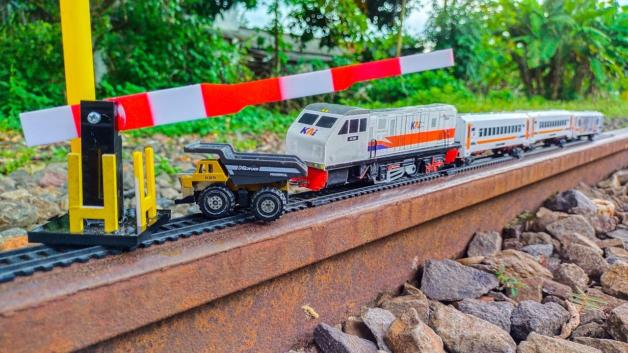 Menemukan Mainan Kereta Api Lokomotif CC203, 2 Gerbong Ekonomi, Palang ...