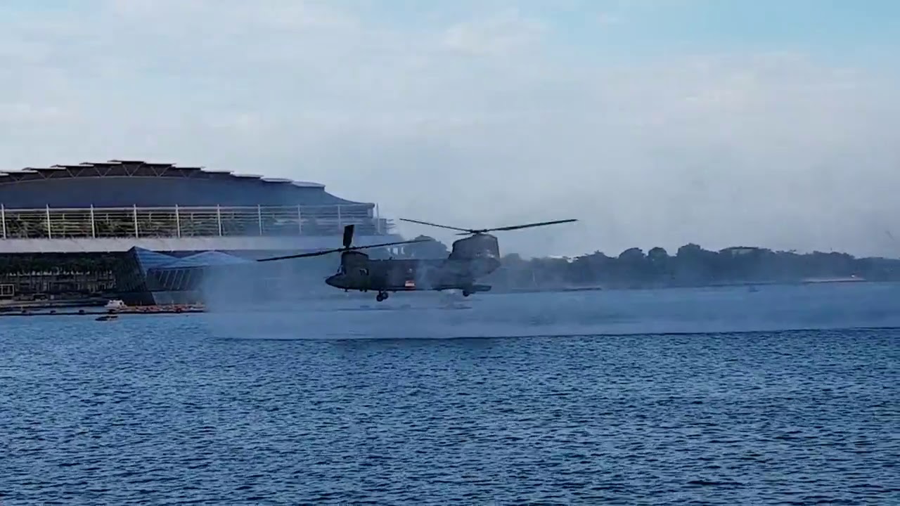 NDP 2017 - Heli-jump at Marina Bay Singapore - YouTube