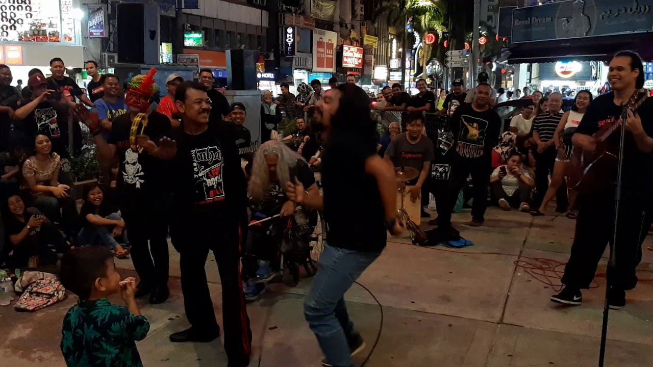 240 lagu nk nyanyi...🤣🤣 gadis jolobu versi black TC Buskers.. - YouTube