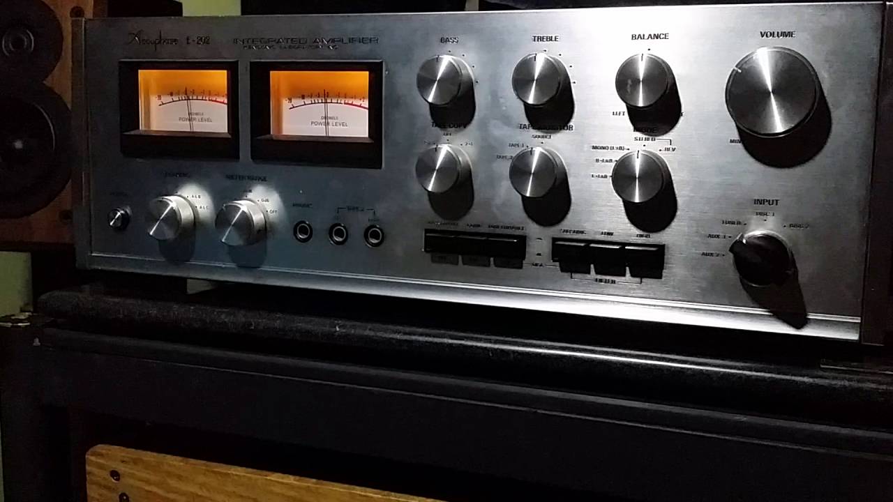 Accuphase E-202 - YouTube