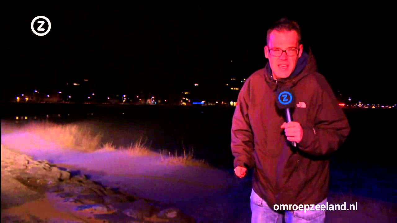 Verslaggever Mark Rijk rond 00:45 uur op de boulevard in Vlissingen ...