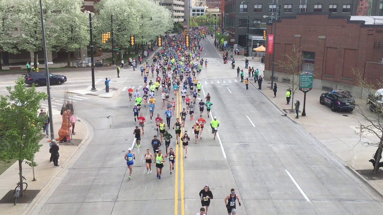 2019 Amway River Bank Run start of the 25K - YouTube