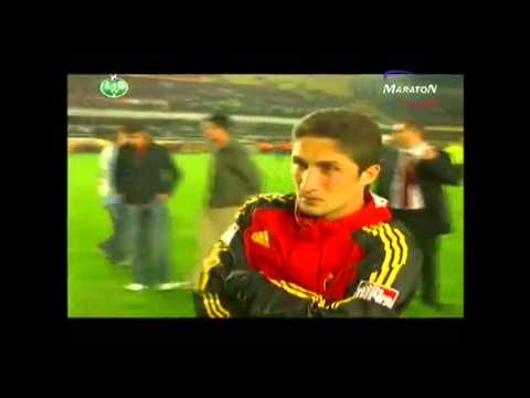 Galatasaraylı futbolcular ortasahada bayrak açmayı engelliyor