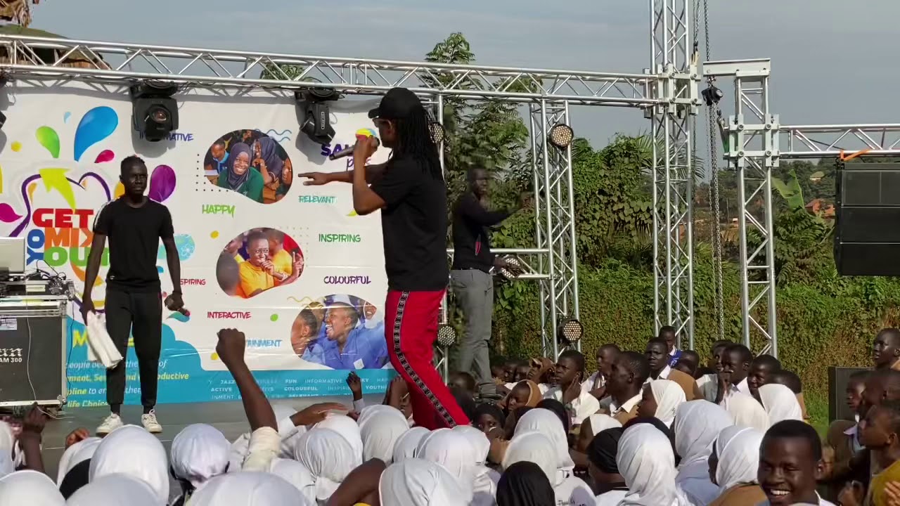 Banina Chris performing at Kinawa High School - YouTube