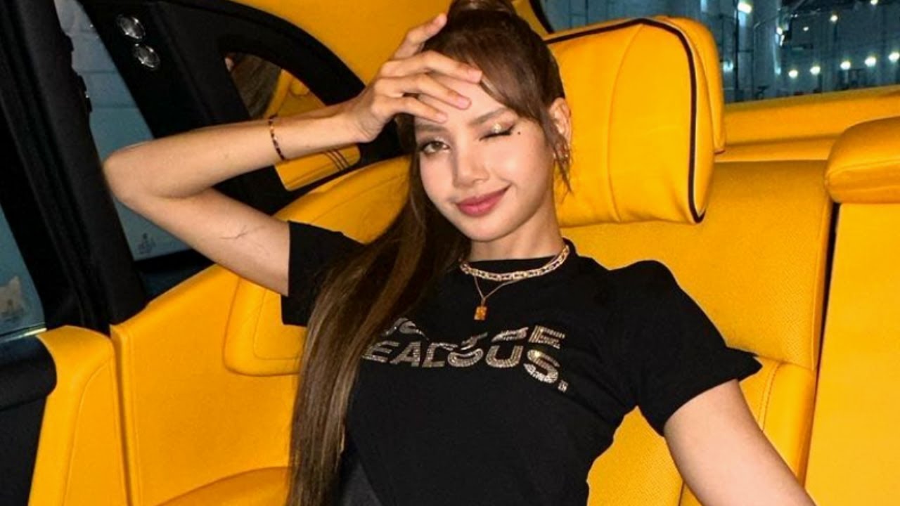 Lisa Tampil Stunning Dalam Mobil Royce Roll! Lisa Queen Sold Out! Lisa ...