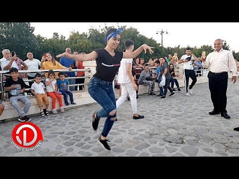 Qizlar öz Reqsi ilə Baki Bulvarinda her kesi basina yigdi 😍