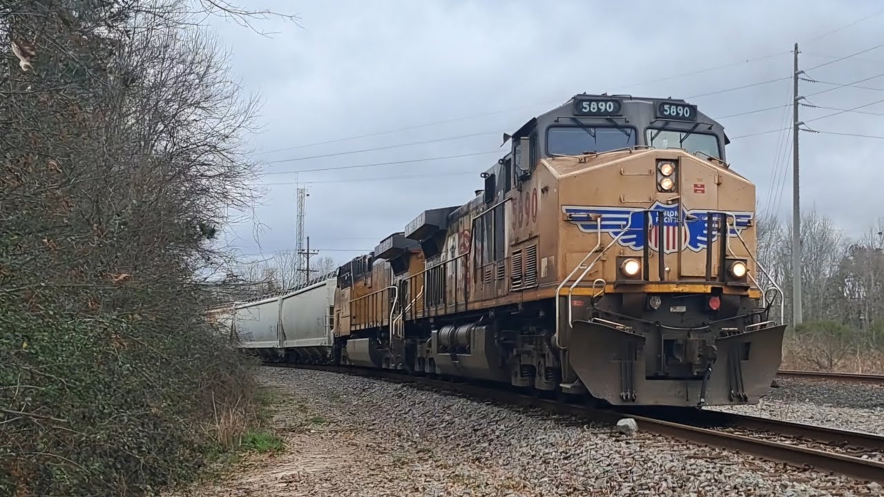 AC44/Duo/ACM! UP #5890 leads a happy/long EB UP M-BTLI10 out of Lake Charles, Louisiana!!! - YouTube