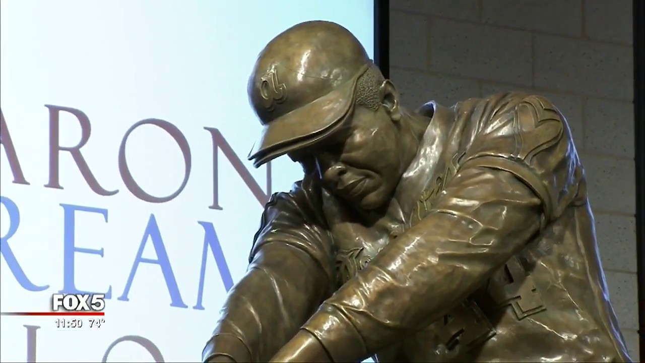 Hank Aaron statue unveiled at SunTrust Park - YouTube