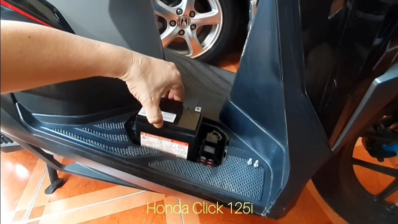 เปลี่ยนแบตเตอรี่ Click 125i ง่ายๆใครก็ทำได้ ลองดู - YouTube