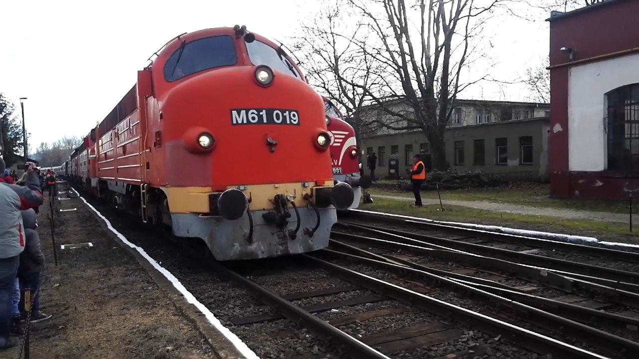 Eight Nohab locomotives arrive at Tapolca with lots of horn blowing ...