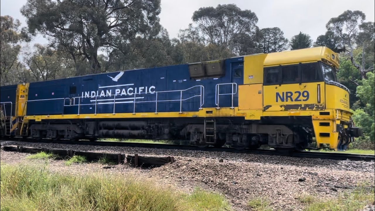 #NR29 & #NR52 leads a diverted 3AS8 through Bridgewater - YouTube