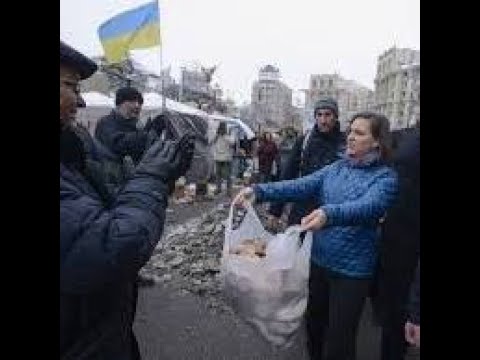 Victoria Nuland handing out Cookies in Niger. - YouTube