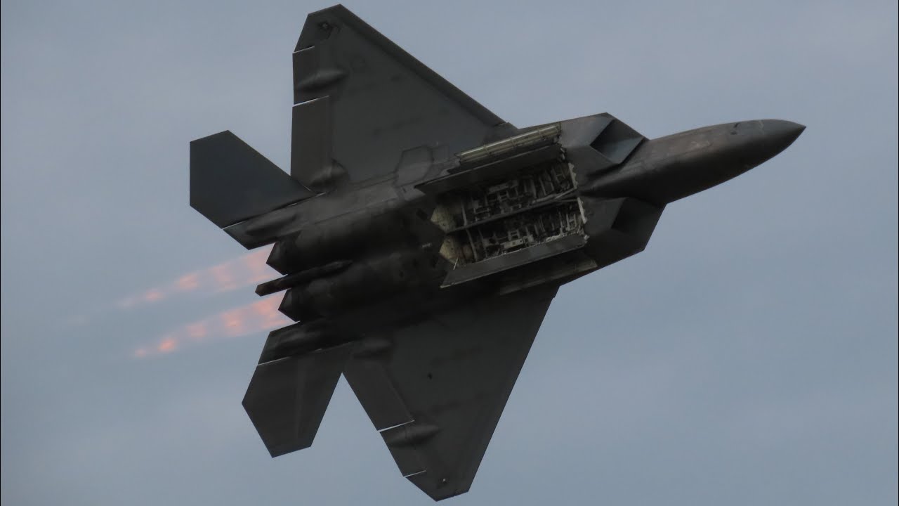 F-22 Raptor Demo Team Full Oshkosh Airventure 2025 Demo - YouTube
