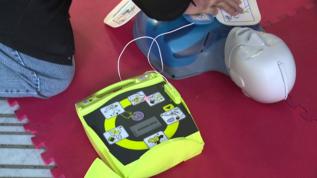 Paramedics Demonstrate CPR and AED skills - www.torontomedics.ca/cpr ...