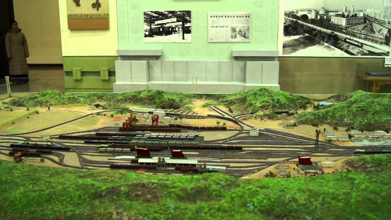 (2010/11/22)平壌・鉄道省革命事績館02 Pyongyang Railway Museum - YouTube