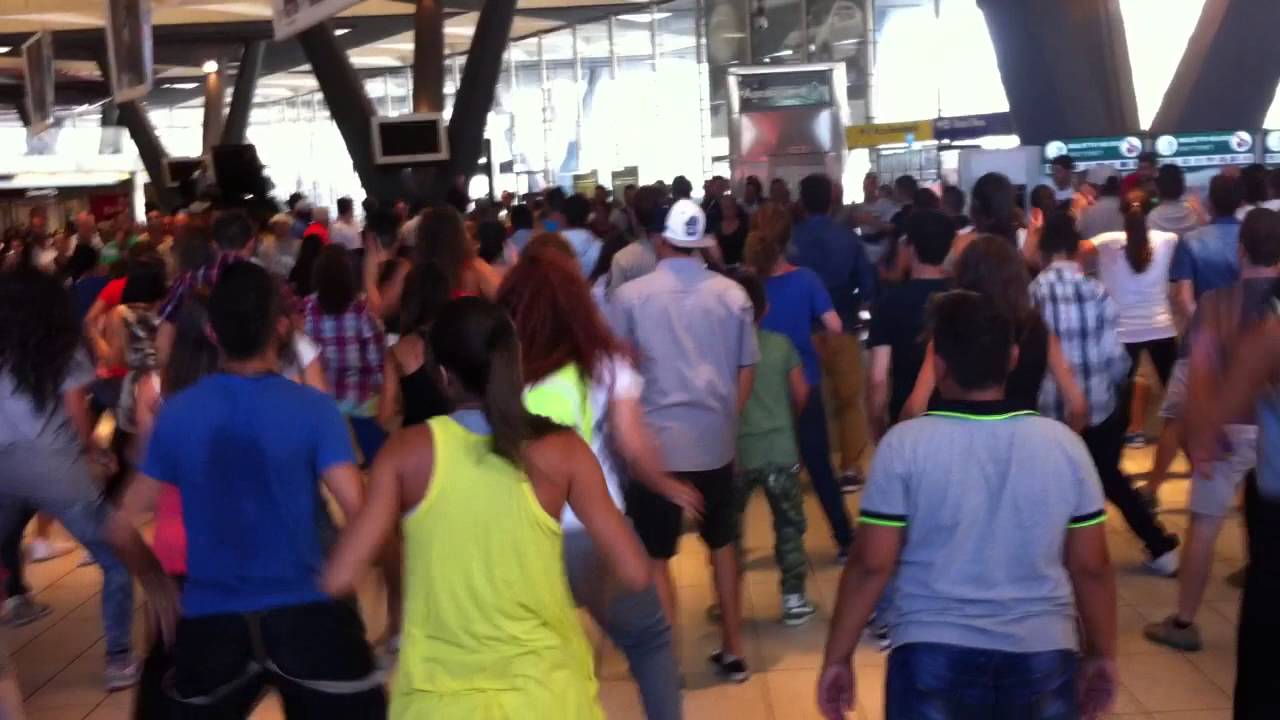 Italian Flash Mob - YouTube