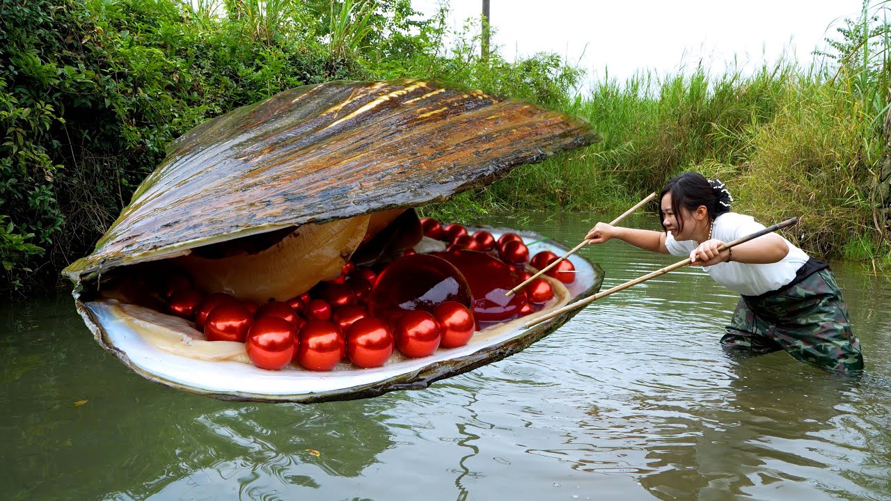 😱😱Prying open the giant clam, the dazzling pearls inside are ...