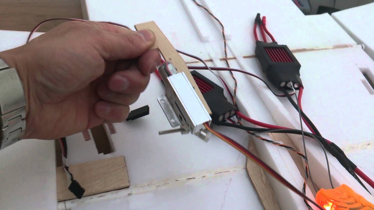 Su 27 / 35 twist n turn retract mechanism - YouTube