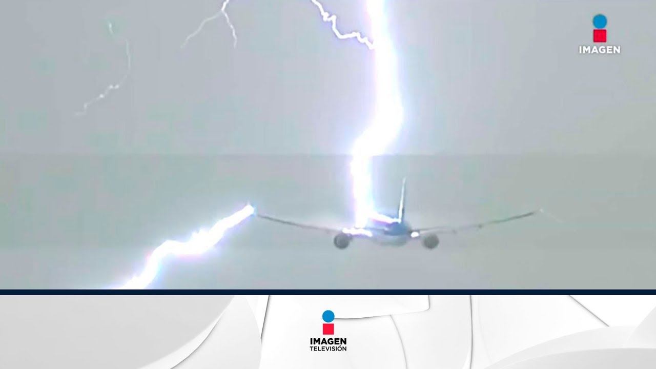 ¡Increíble video de un rayo que impacta a un avión de pasajeros ...