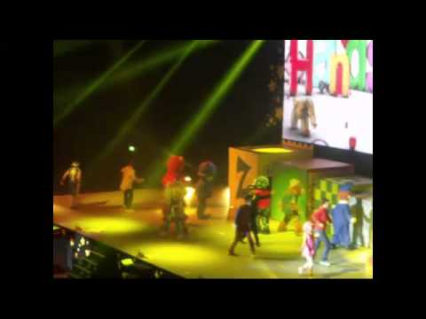 Justin Fletcher sings Hands Up Live at MEN Cbeebies Live - YouTube
