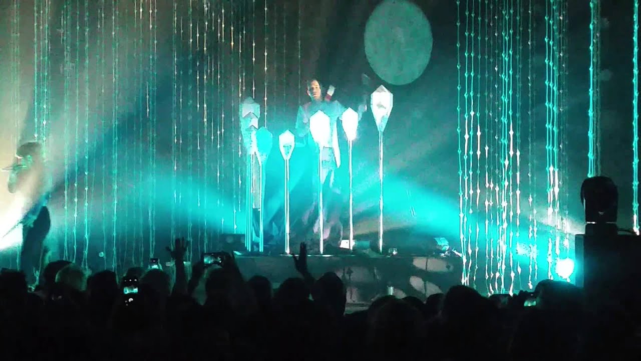 Purity Ring - Lofticries (Live) - YouTube