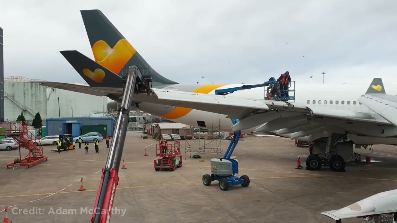 Plane engine falls off - YouTube