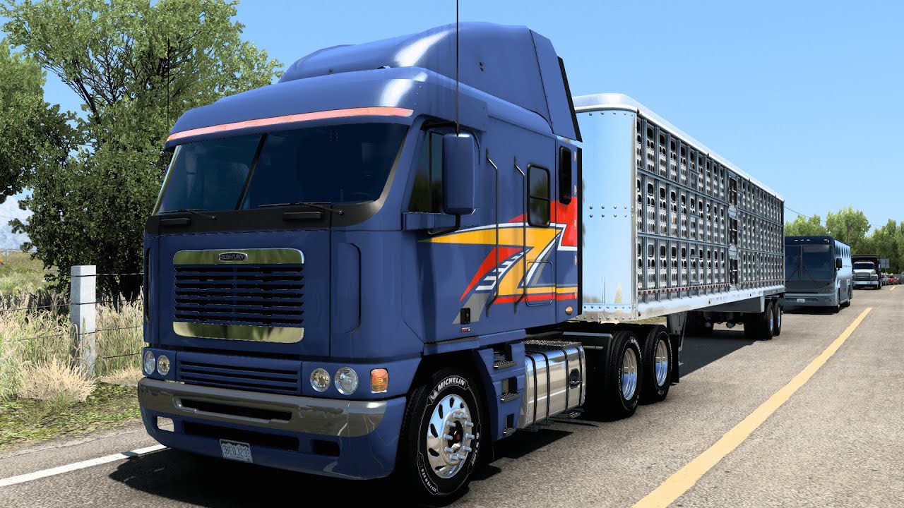 Camión chato Freightliner Argosy transportando ganado vivo en Chihuahua ...